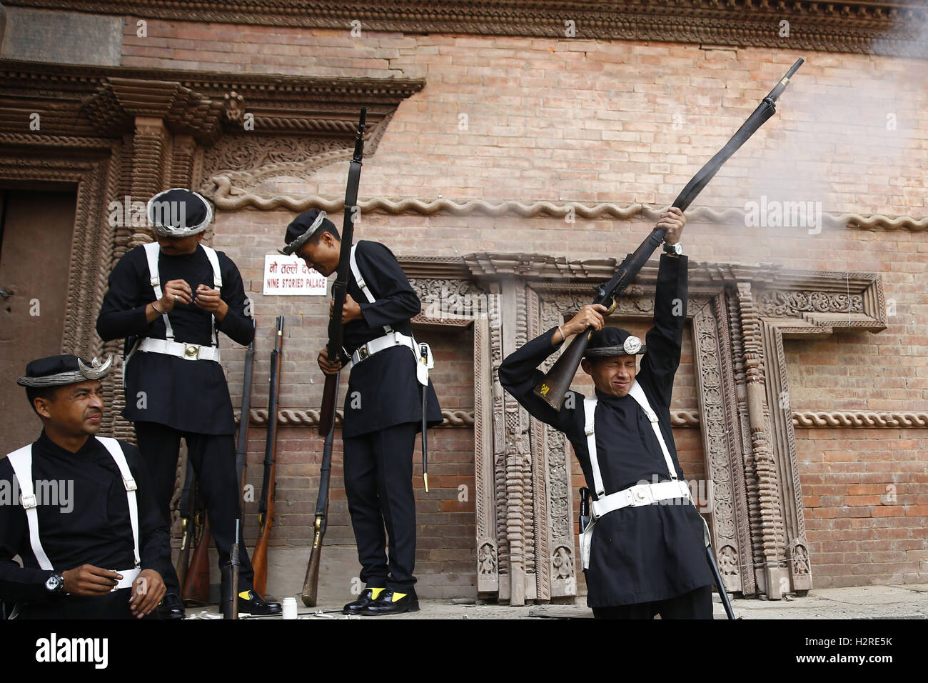Nepalese army personnel hi-res stock photography and images - Alamy