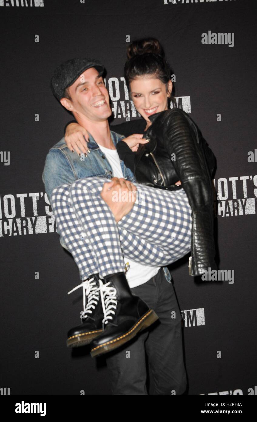 Shenae grimes and husband husband josh beech hi-res stock photography ...