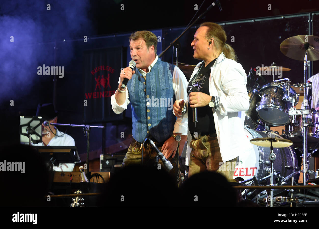 Singer Patrick Lindner (L) sings in the wine tent at Oktoberfest in ...