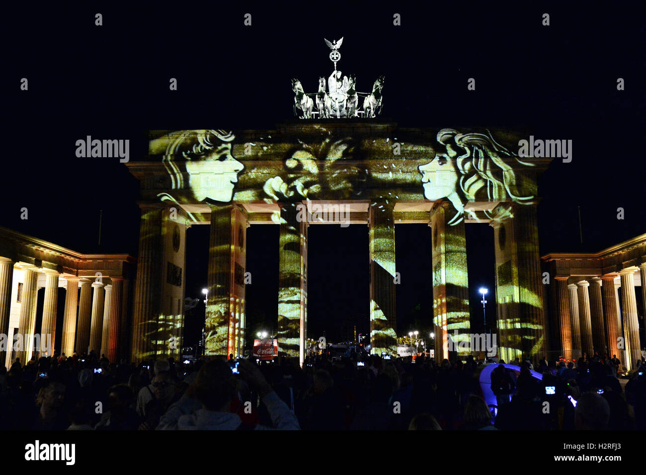 Berlin, Germany. 30th Sep, 2016. The Brandenburg Gate is illuminated in ...