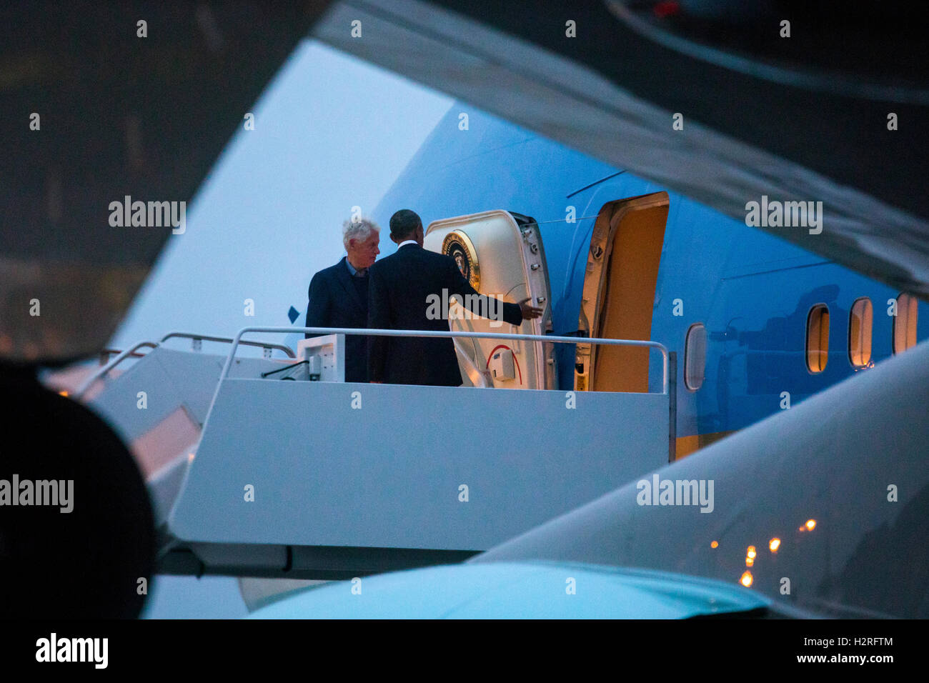 United States President Barack Obama (R) and former US President Bill ...