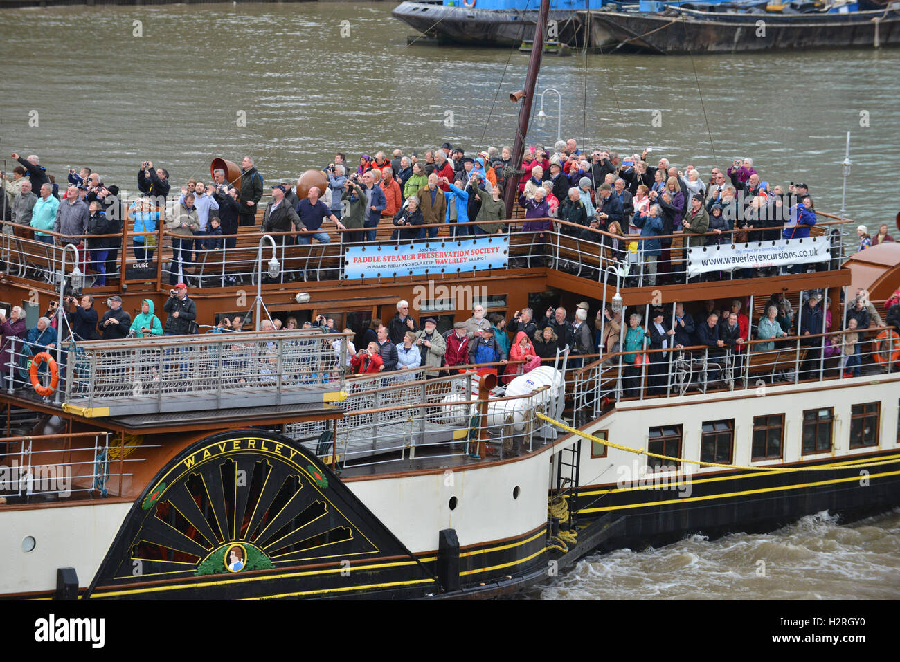 Waverley paddle steamer london bridge hi-res stock photography and ...