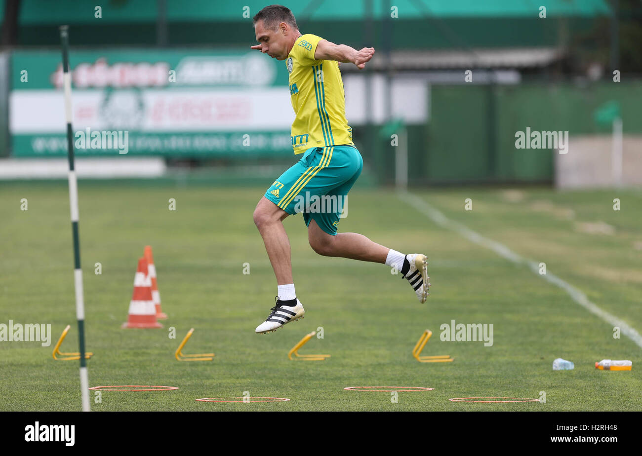 SÃO PAULO, SP - 01.10.2016: TREINO DO PALMEIRAS - The goalkeeper ...