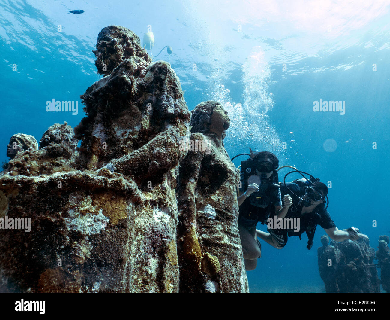 Cancun, Quintana Roo state. 30th Sep, 2016. Tourists dive to visit the ...
