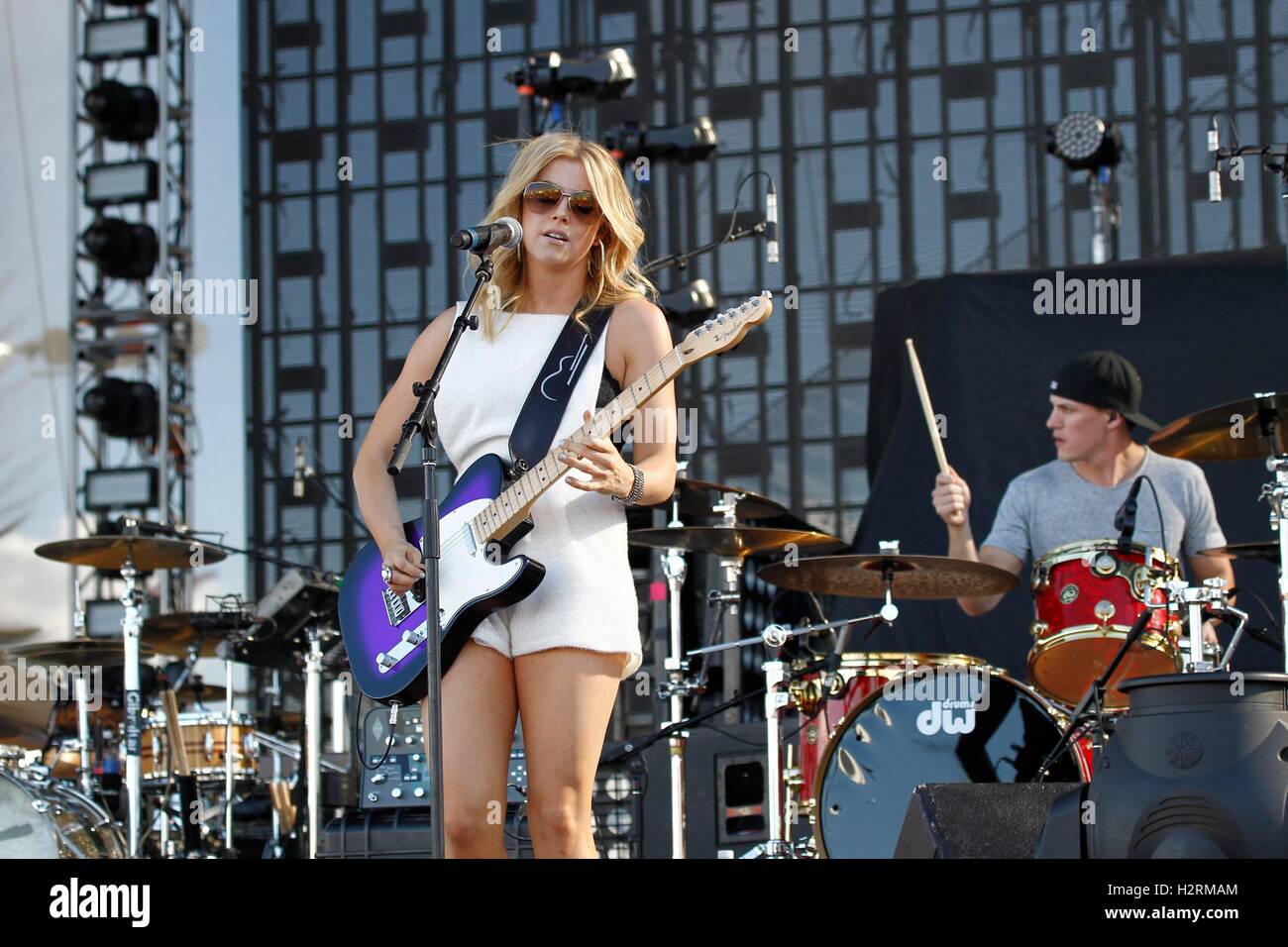 Las Vegas, NV, USA. 1st Oct, 2016. Lindsay Ell in attendance for 2nd ...
