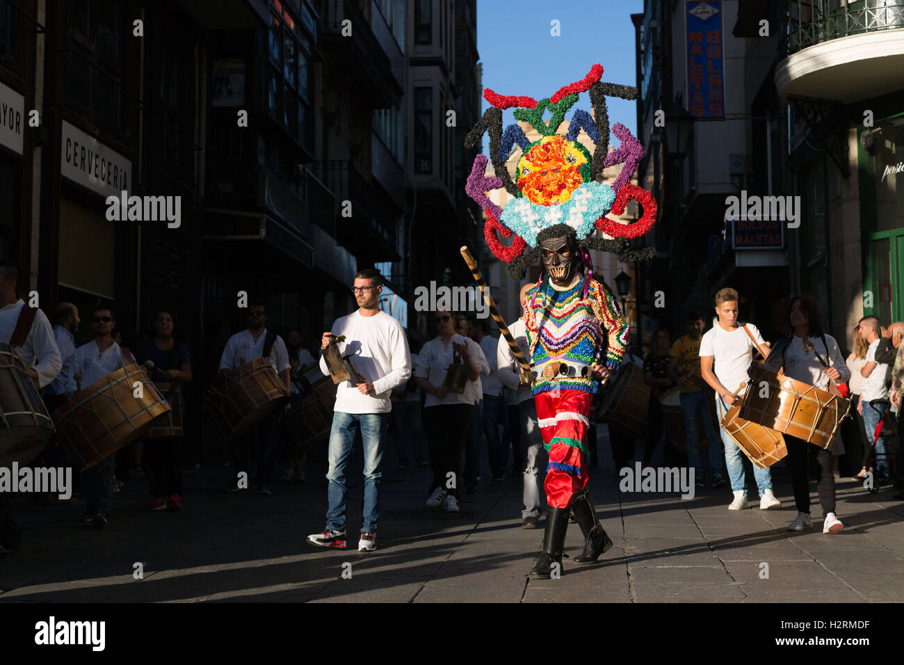Zamora, Spain. 1st Oct, 2016. People wearing masks and traditional ...
