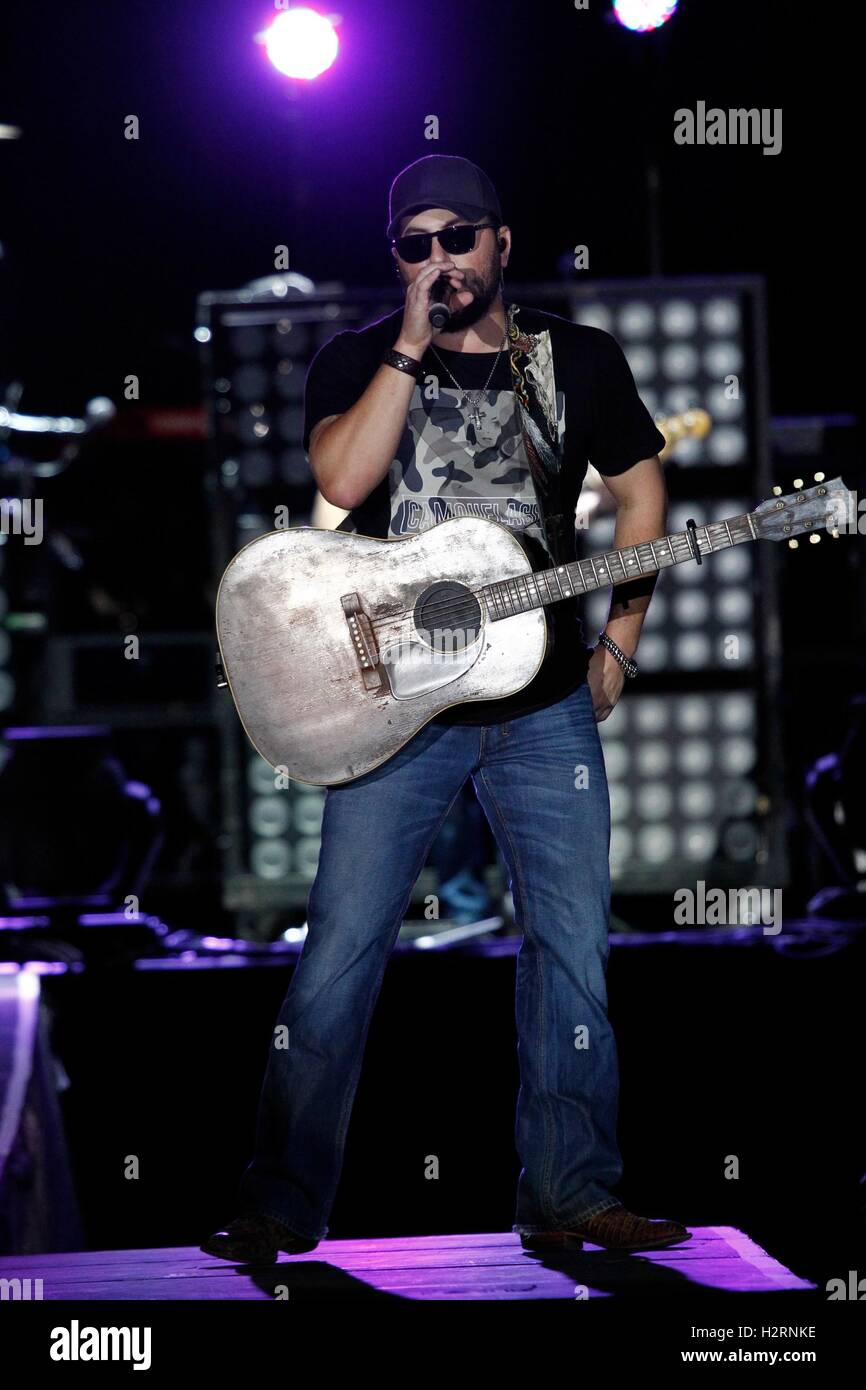 Las Vegas, NV, USA. 1st Oct, 2016. Tyler Farr in attendance for 2nd ...