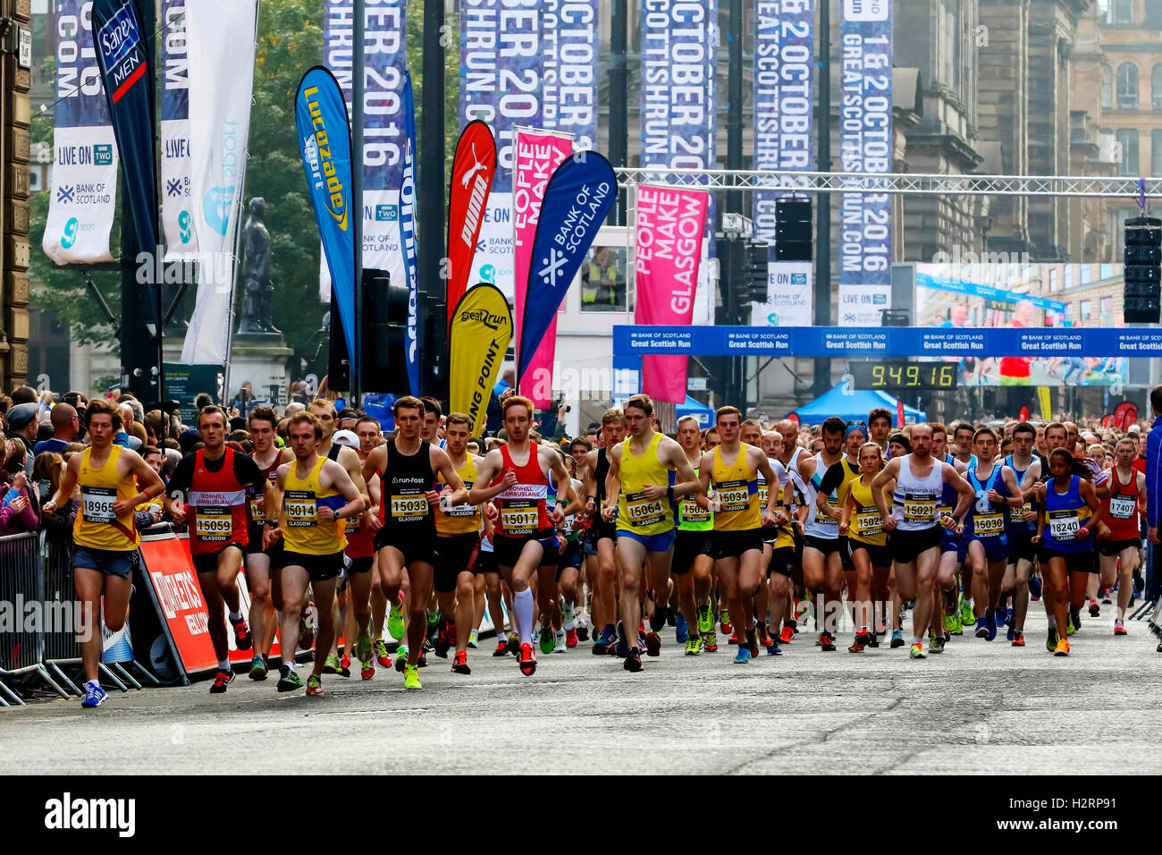 Glasgow, UK. 2nd Oct, 2016. On a cold and misty October morning, more ...