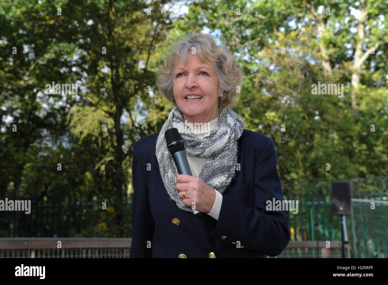 Penelope keith hi-res stock photography and images - Alamy