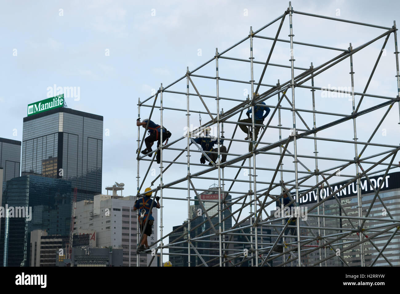 Workers assemble scaffold hi-res stock photography and images - Alamy