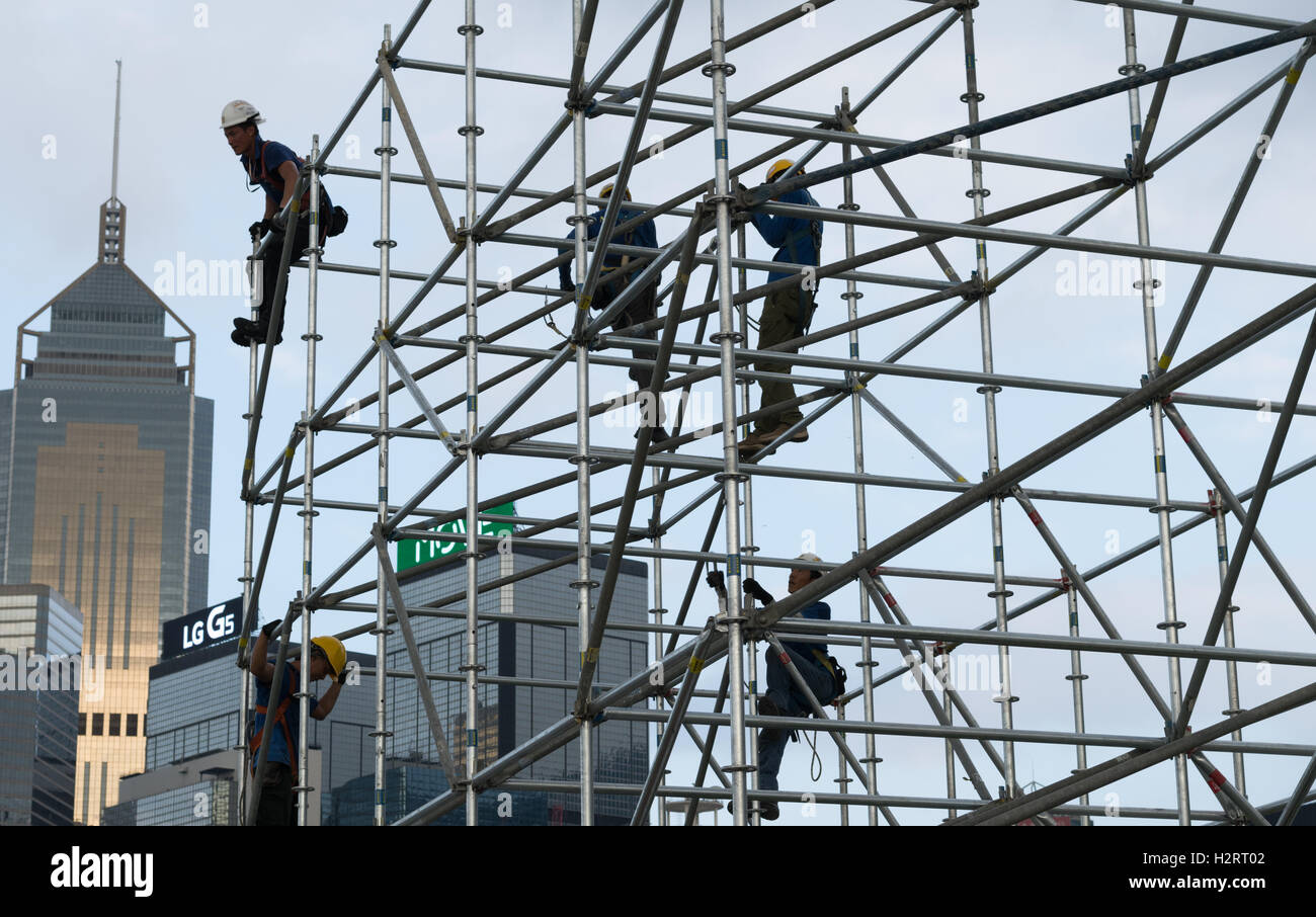 Scaffolding construction workers scaffold hi-res stock photography and ...