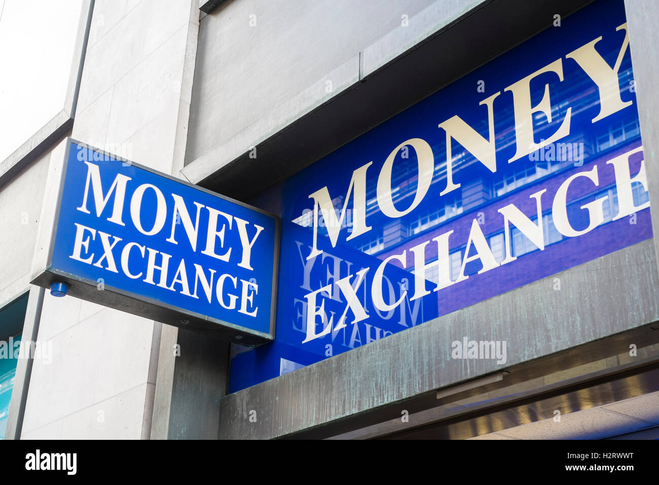 Cash exchange store hi-res stock photography and images - Alamy