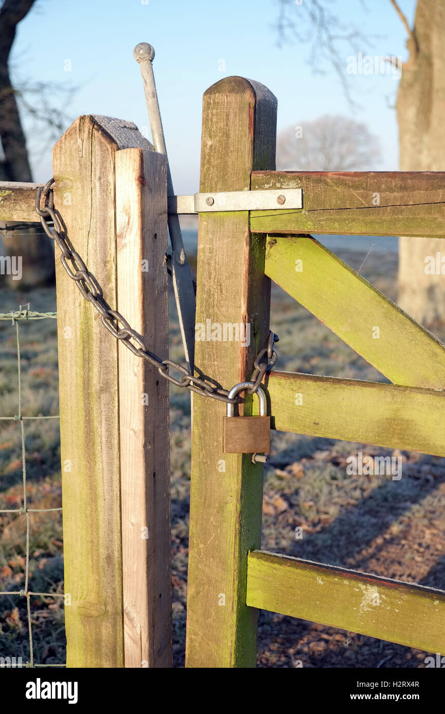 Farm gate padlock and chain hi-res stock photography and images - Alamy