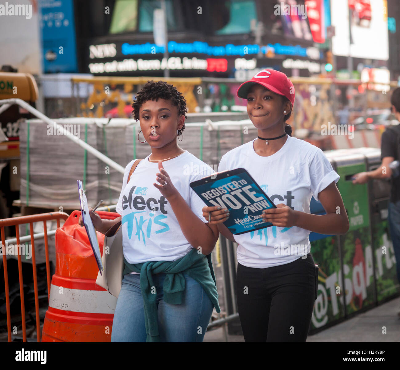 Volunteers register vote hi-res stock photography and images - Alamy