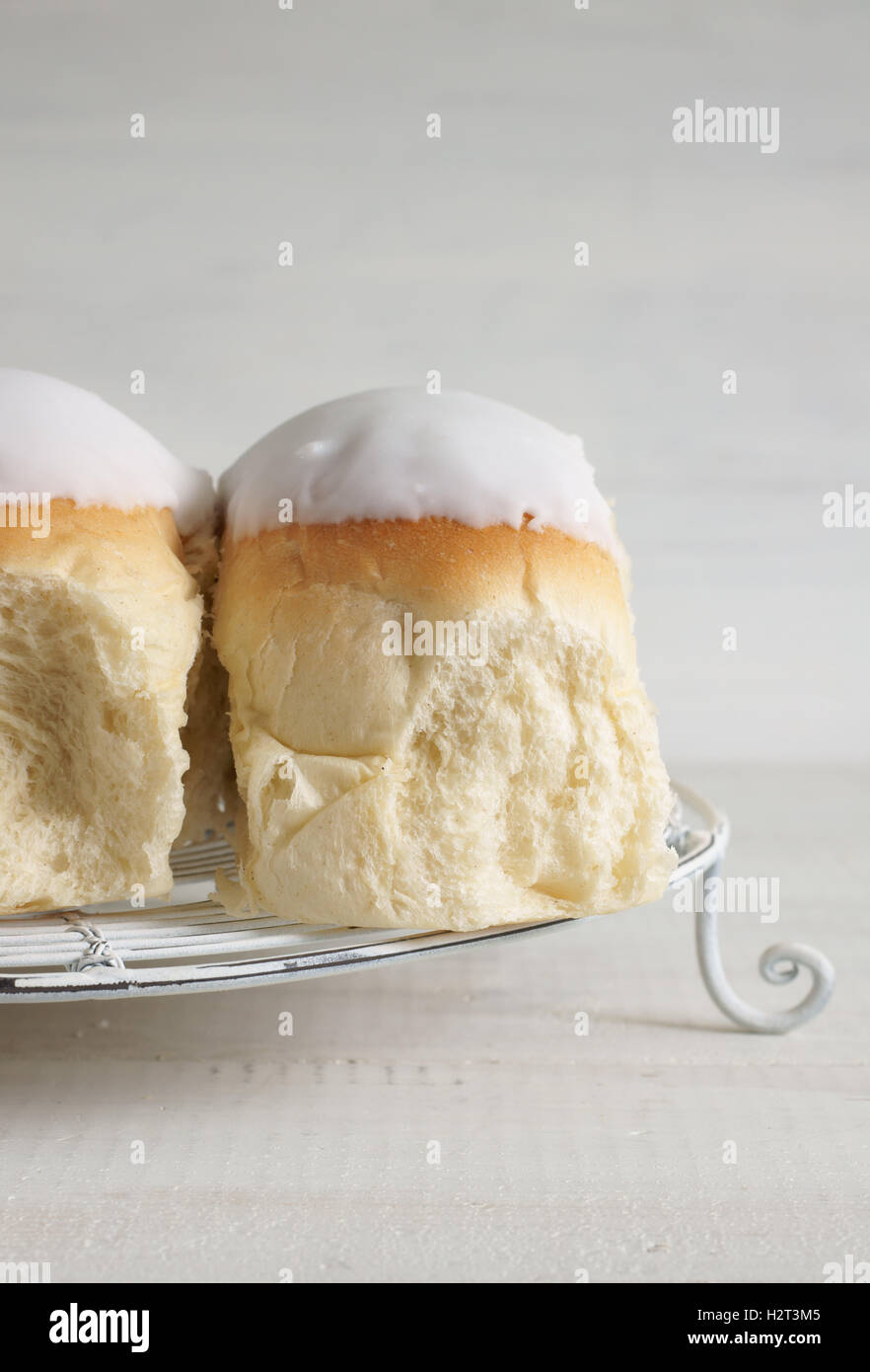 White iced cake hi-res stock photography and images - Alamy