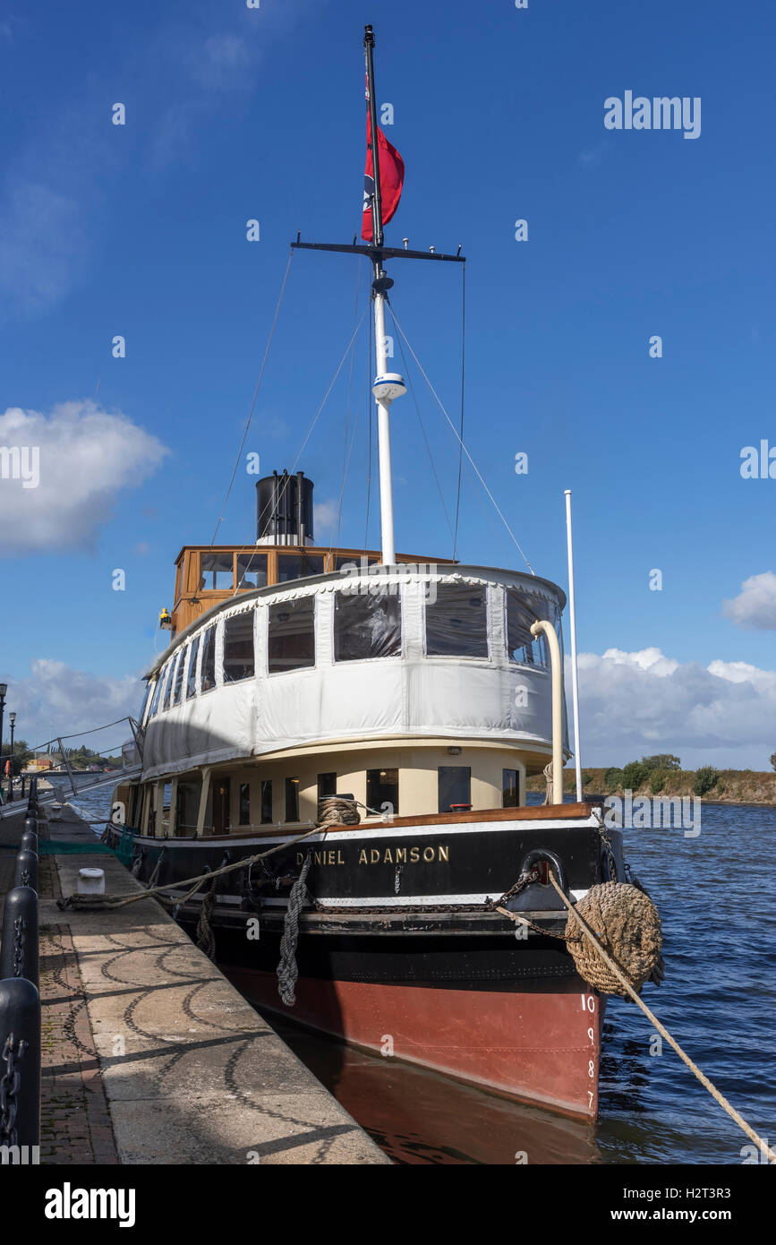 Daniel adamson tug hi-res stock photography and images - Alamy
