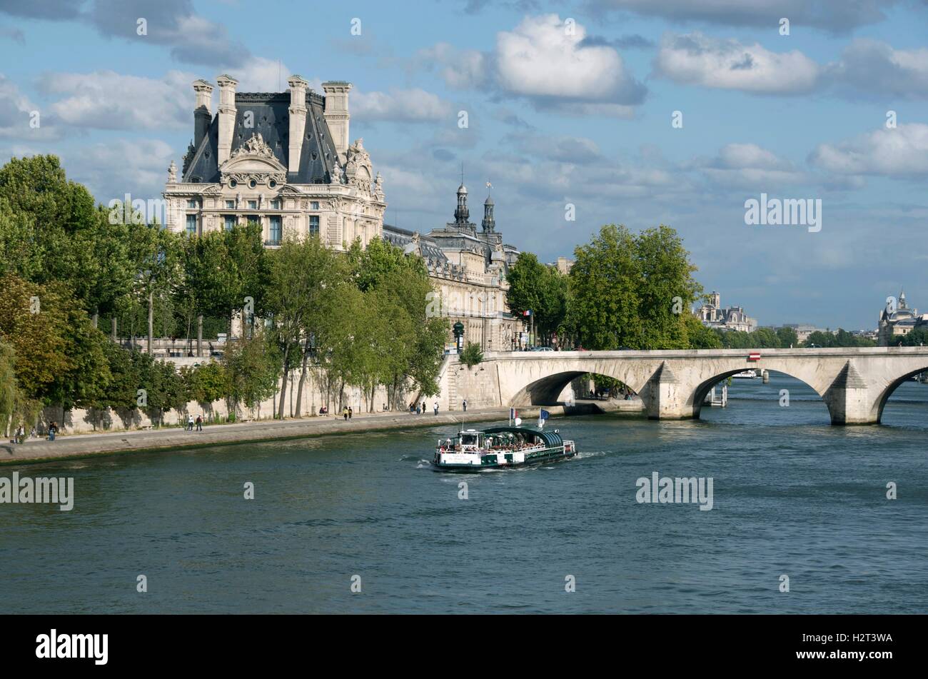Louvre seine river paris france hi-res stock photography and images - Alamy