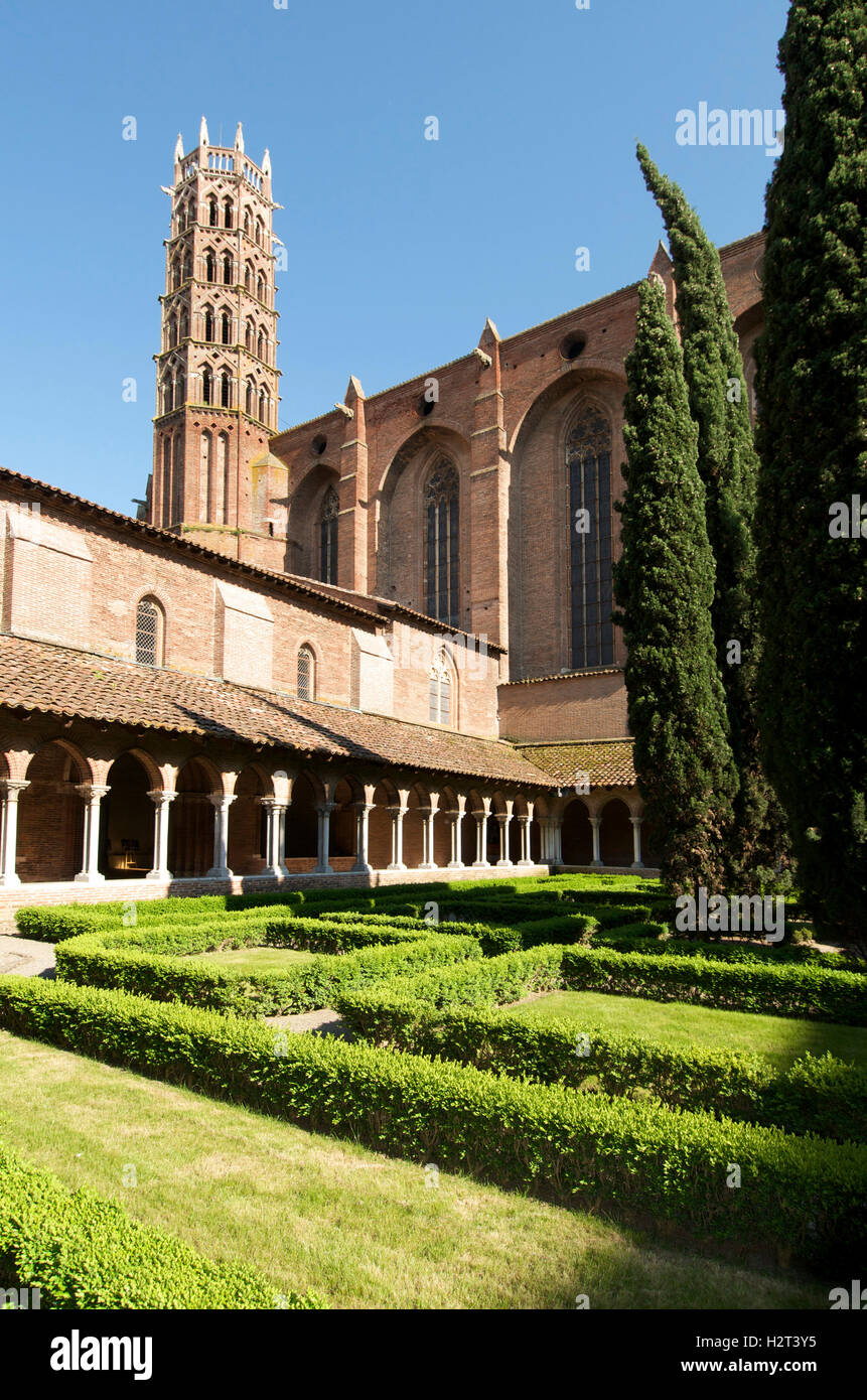 The cloister of the Couvent des Jacobins convent, Toulouse, France ...