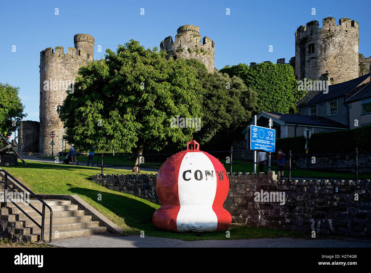 Round towers medieval hi-res stock photography and images - Alamy