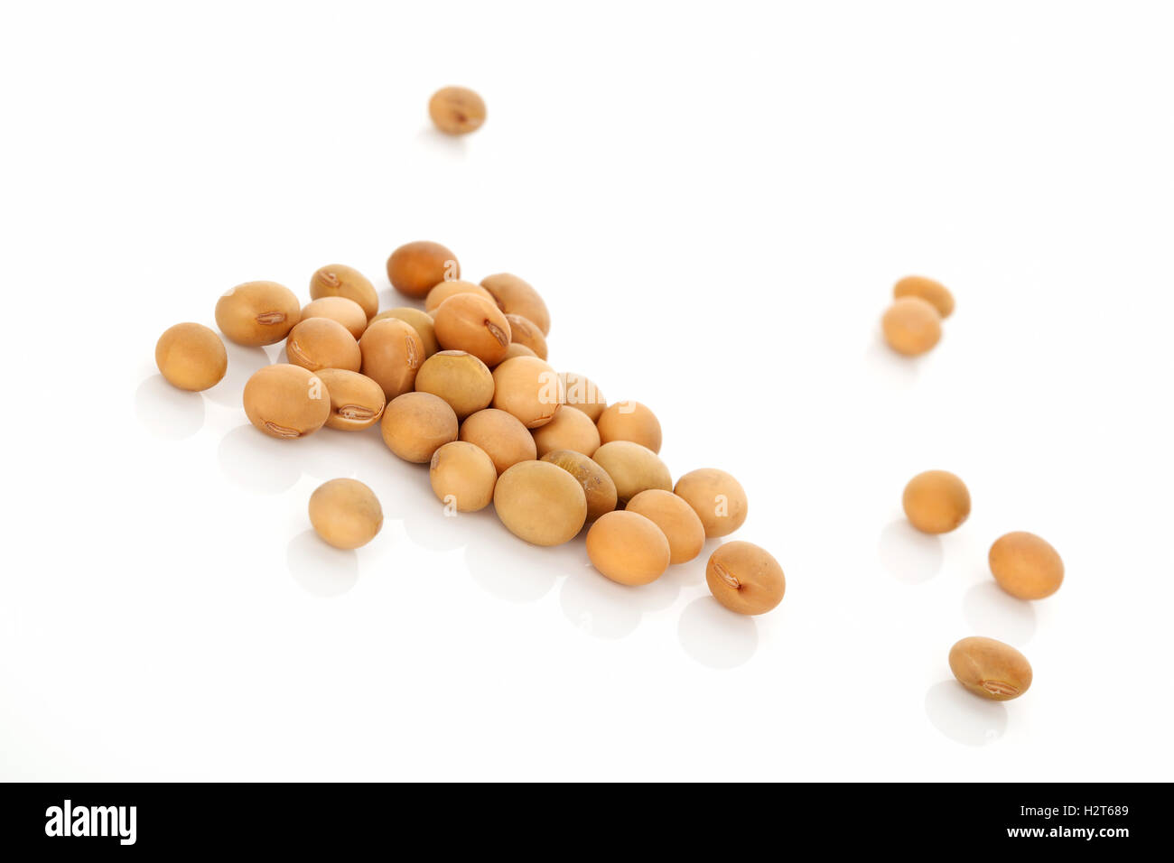 Soybeans isolated on white Stock Photo - Alamy