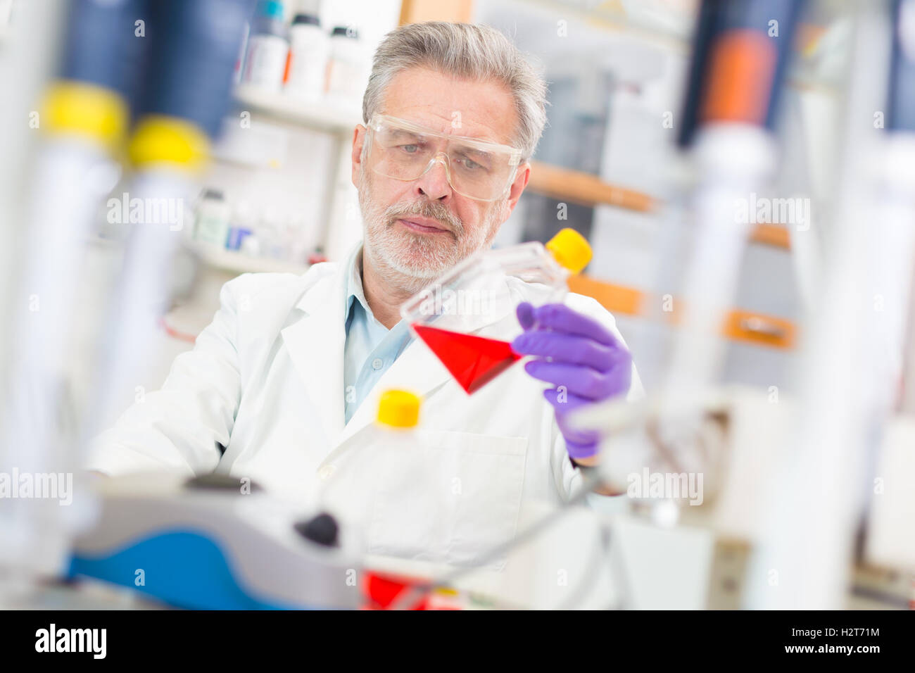 Life scientist researching in the laboratory Stock Photo - Alamy