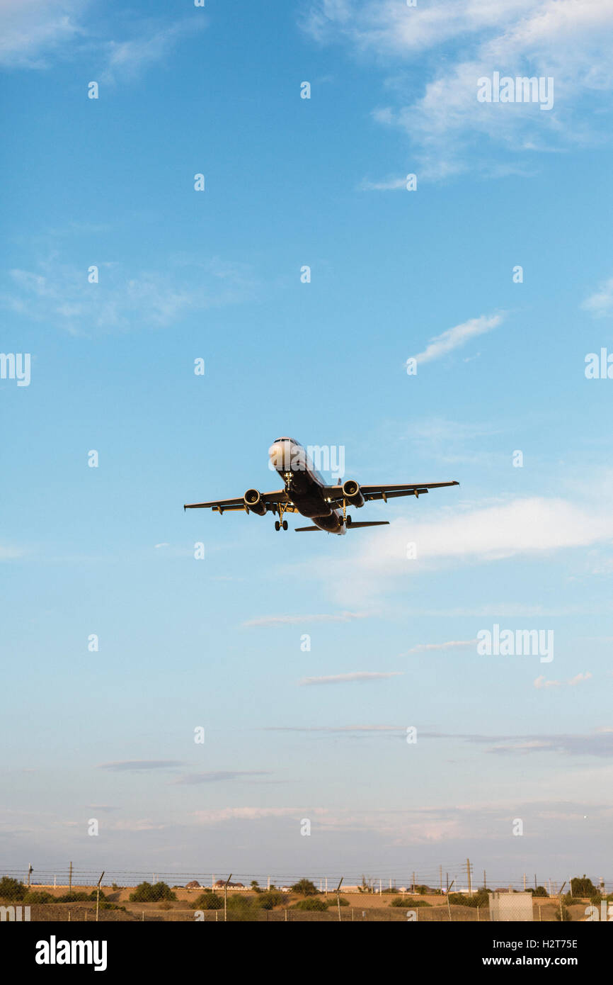 Plane flying into Phoenix Sky Harbor Stock Photo - Alamy