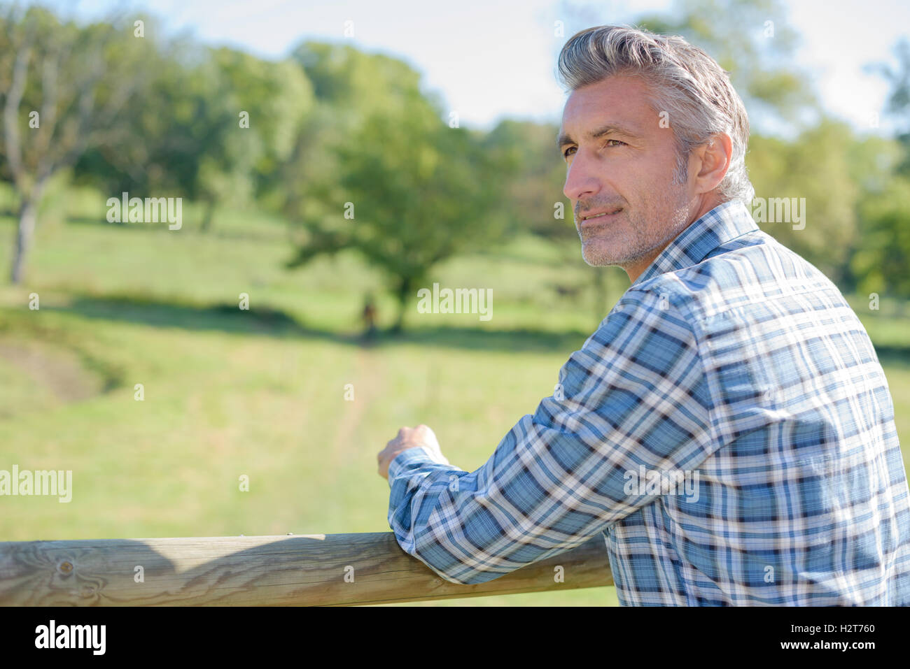 Man leaning on country fence hi-res stock photography and images - Alamy