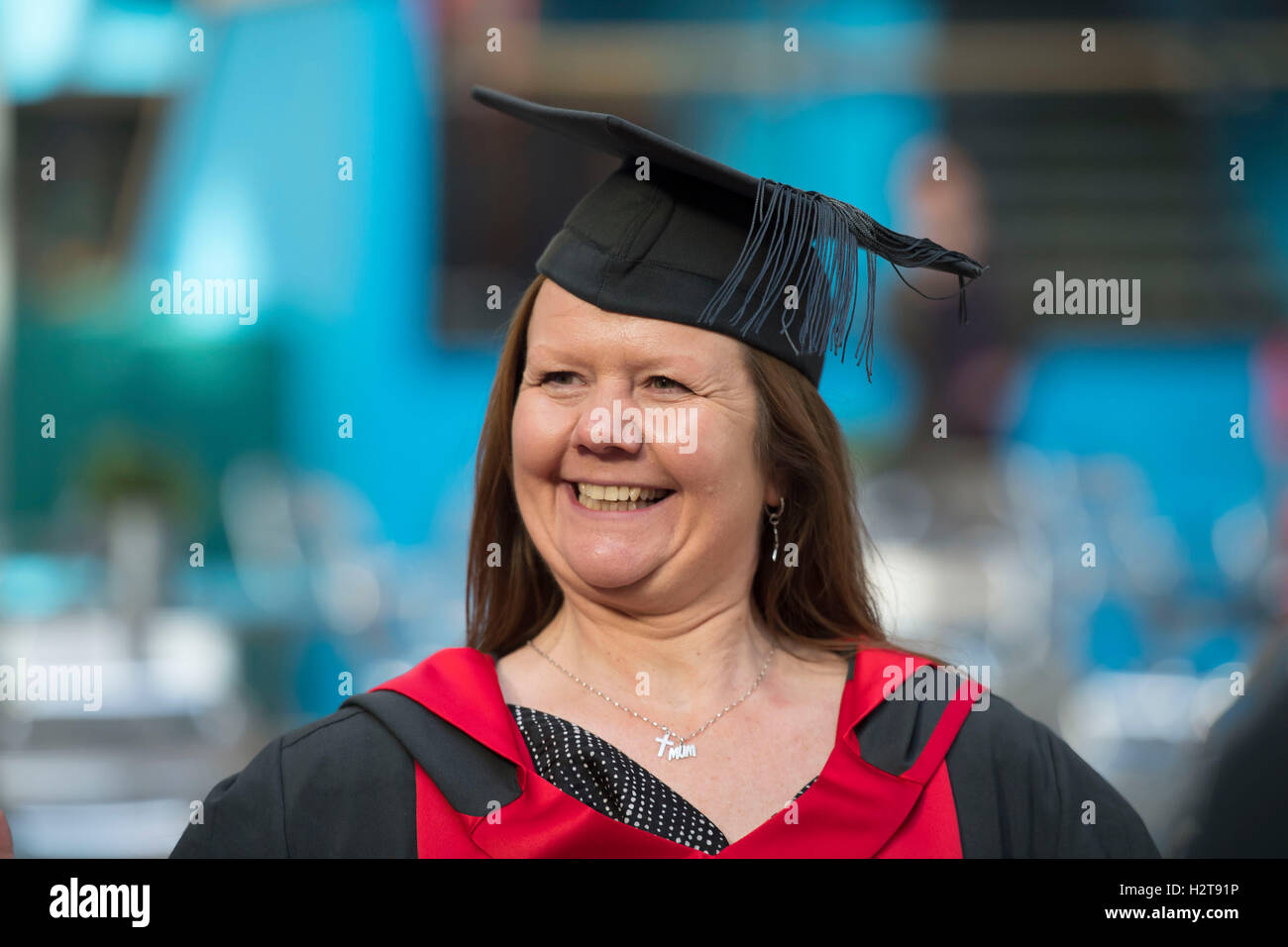 Woman wearing graduation gown mortarboard hi-res stock photography and ...