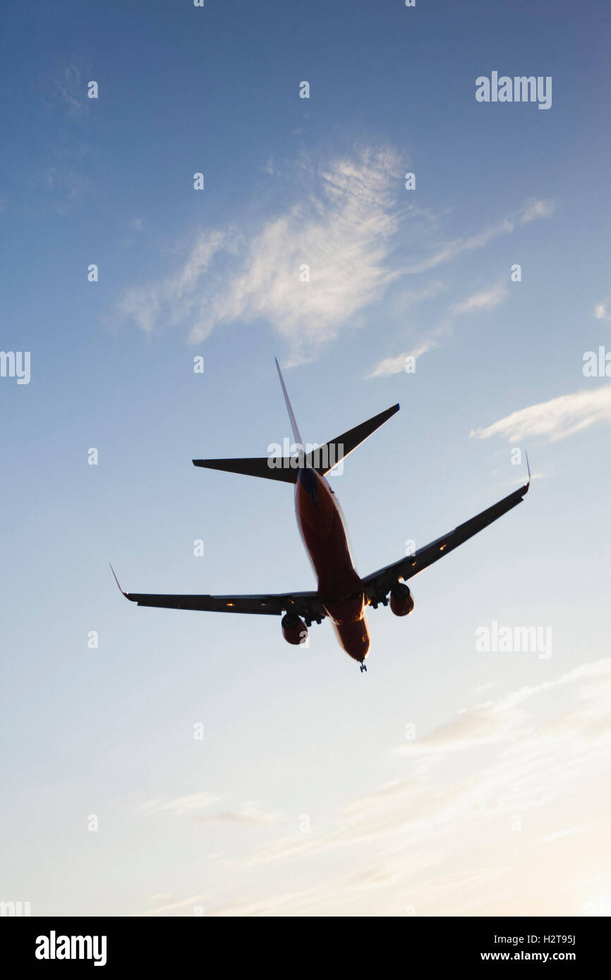 Airplane flying into Phoenix Airport Stock Photo - Alamy