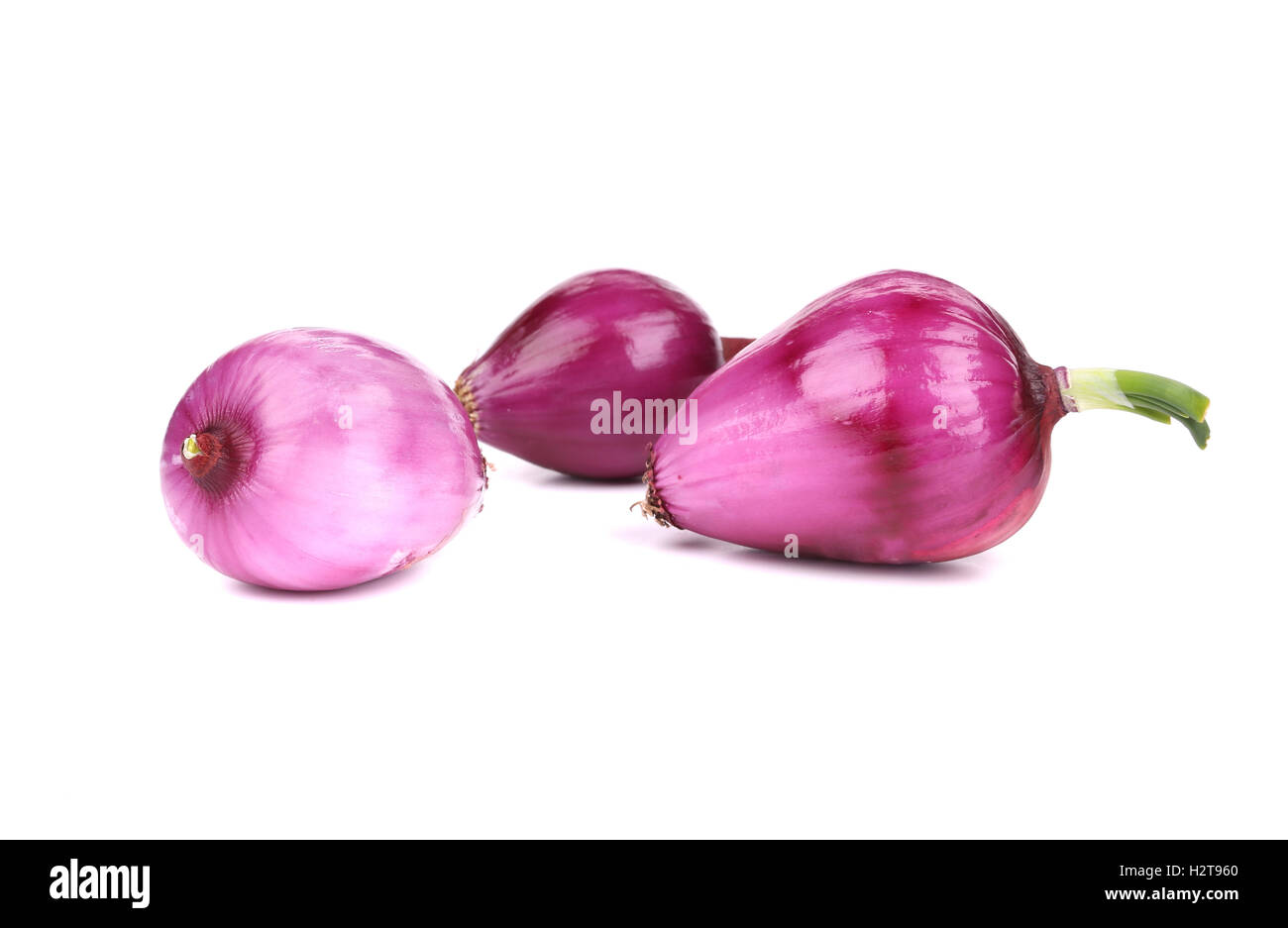 Ripe unpeeled red onions Stock Photo - Alamy