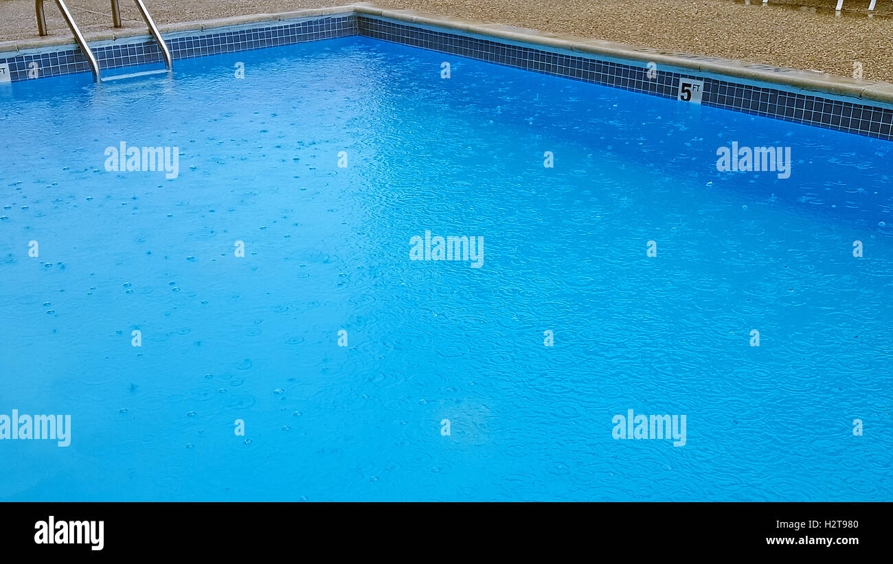 raindrops splashing on swimming pool water Stock Photo - Alamy