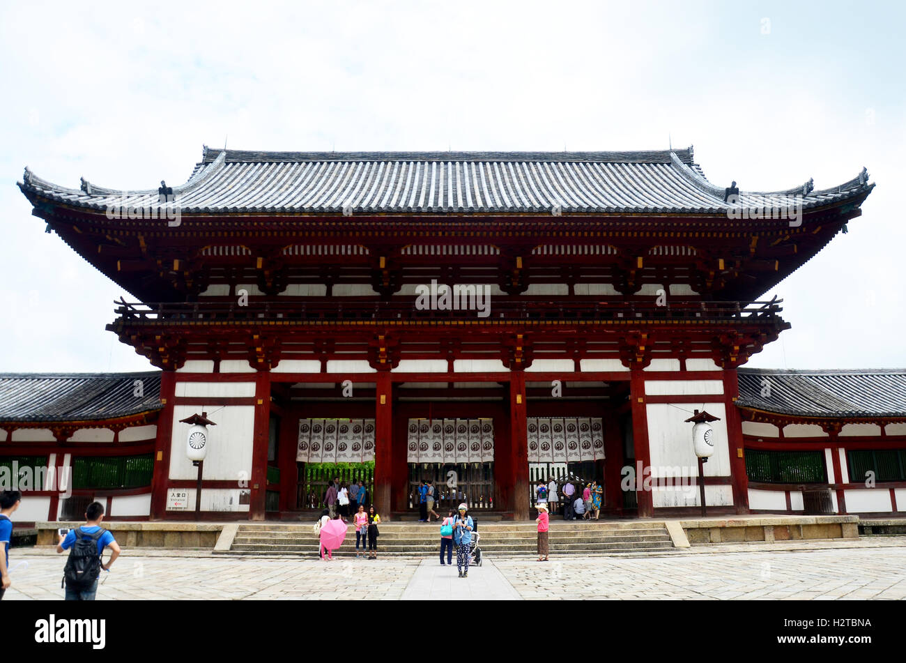 Japanese people and traveler foreigner walking to inside Todai-ji ...