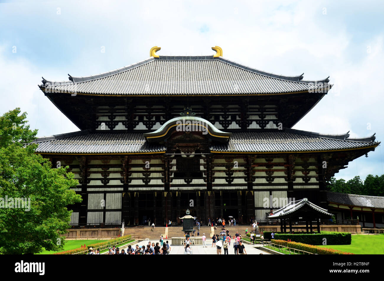 Japanese people and traveler foreigner walking to inside Todai-ji ...