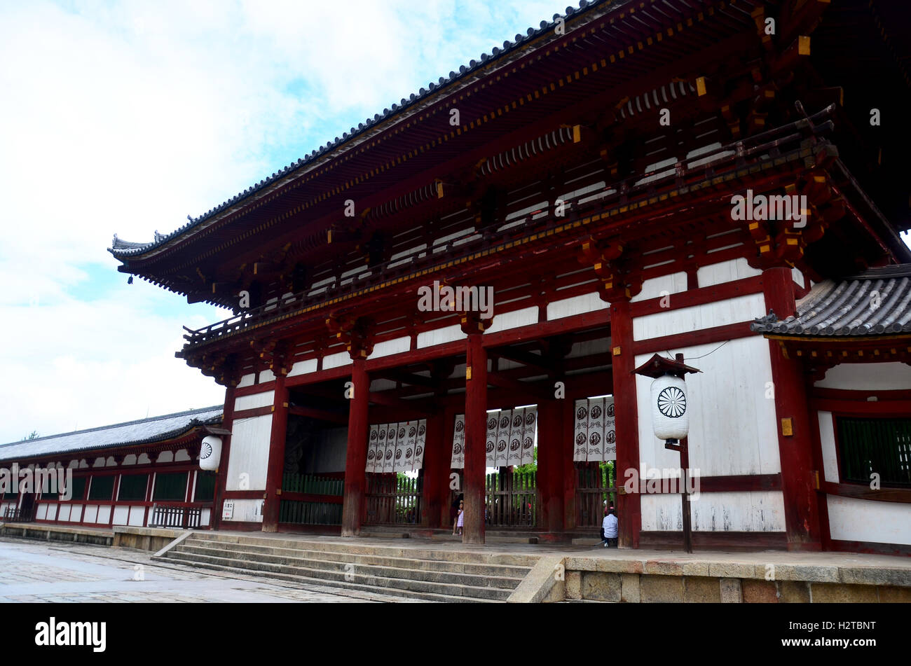 Japanese people and traveler foreigner walking to inside Todai-ji ...