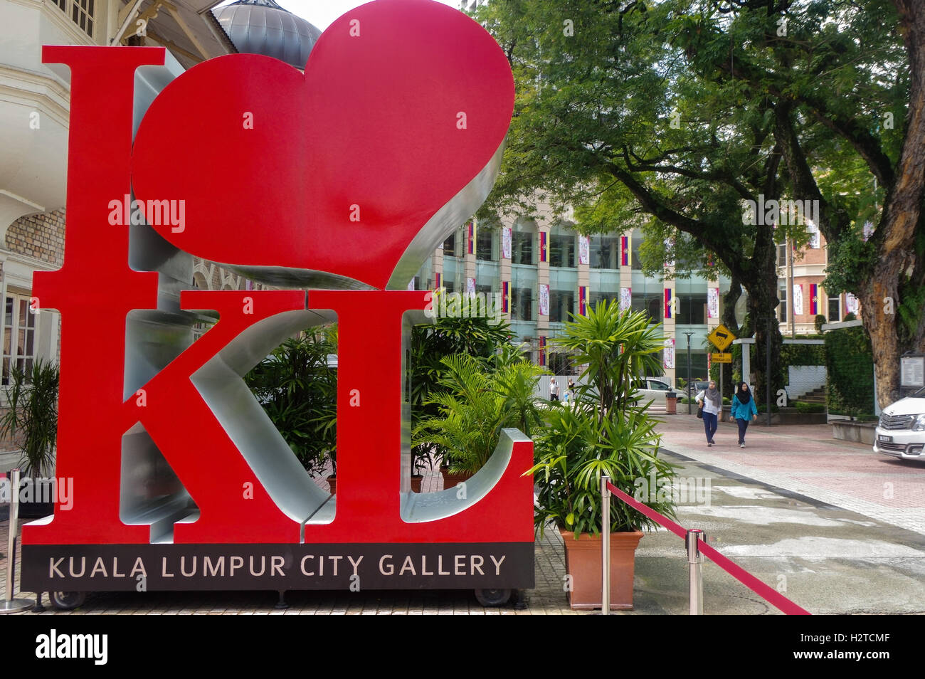 KUALA LUMPUR, MALAYSIA -NOV. 16. 2016: The Icon in front of The giant I ...
