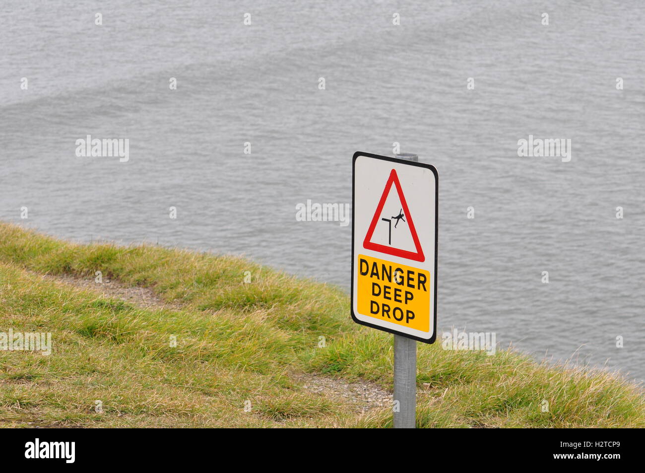 Warning sign of steep drop hi-res stock photography and images - Alamy
