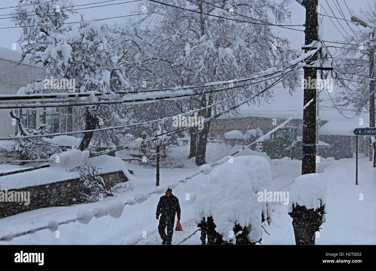 Shopping in the snow hi-res stock photography and images - Alamy