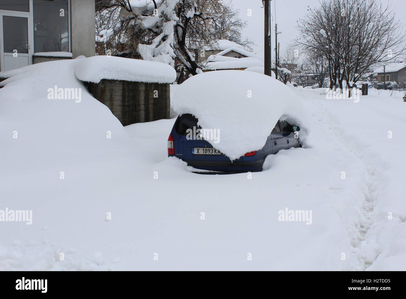 Heavy snow car falling hi-res stock photography and images - Alamy