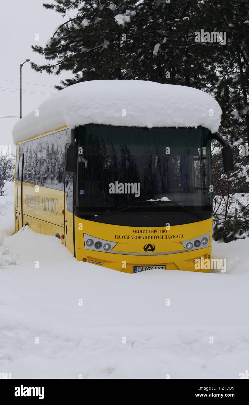 School bus snowbound Stock Photo - Alamy