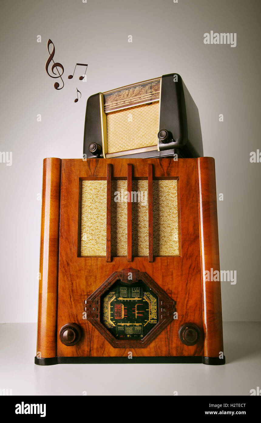 Vintage radios hi-res stock photography and images - Alamy