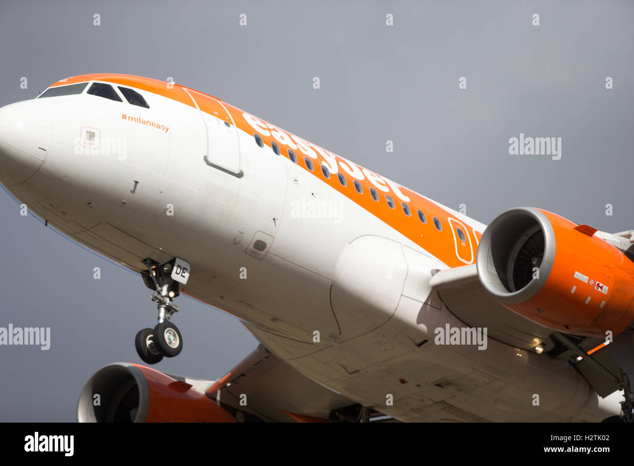 Easyjet front of plane in the sky hi-res stock photography and images ...