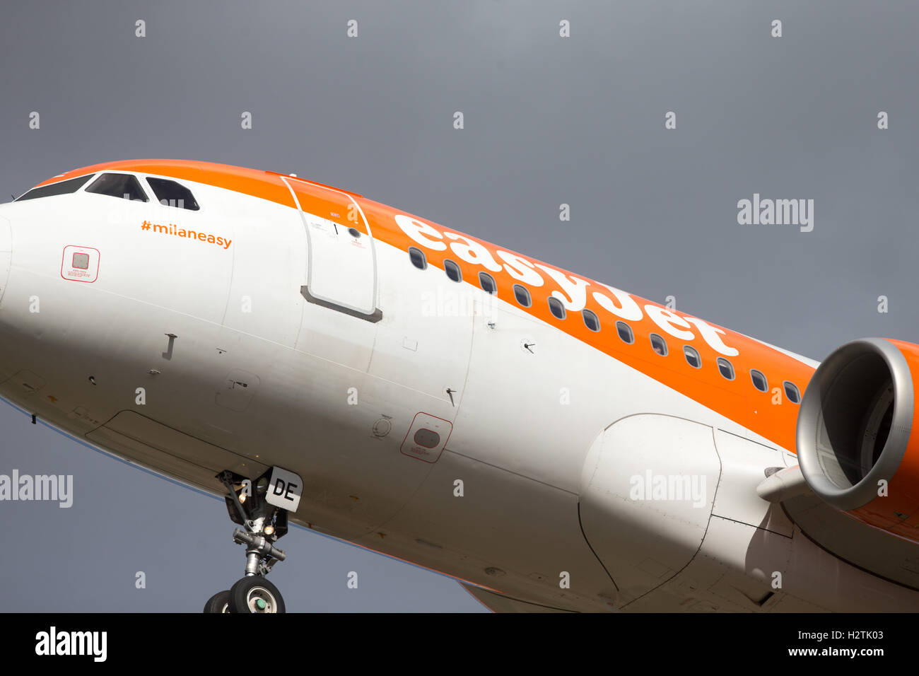 EasyJet plane on the approach and about to land at Luton Airport Stock ...