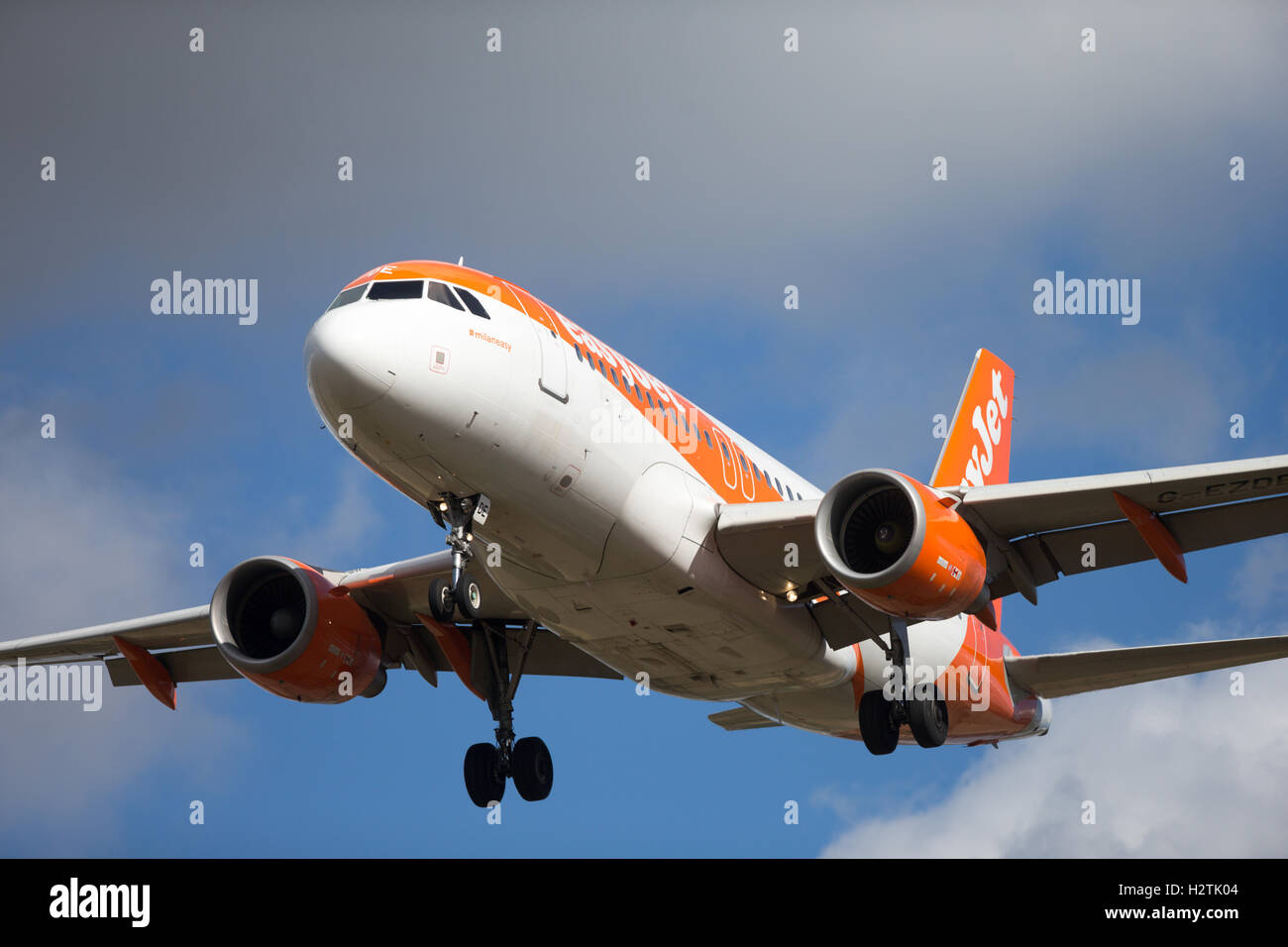 EasyJet plane on the approach and about to land at Luton Airport Stock ...