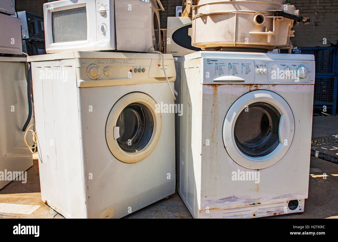 Recycle recycling washing machines hi-res stock photography and images ...