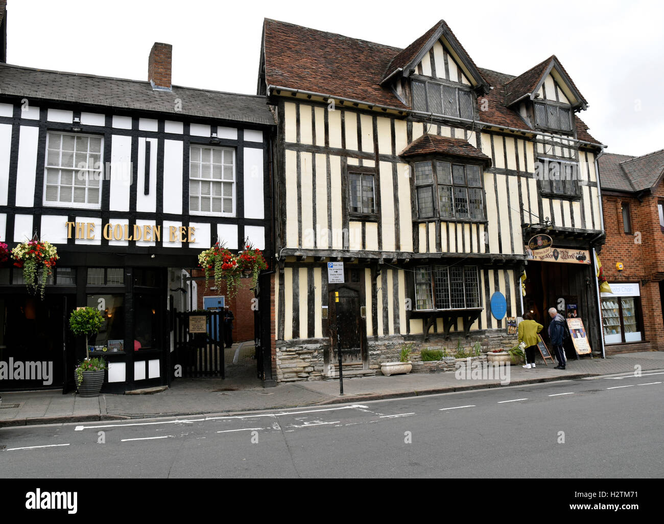 The Golden Bee pub Stock Photo - Alamy