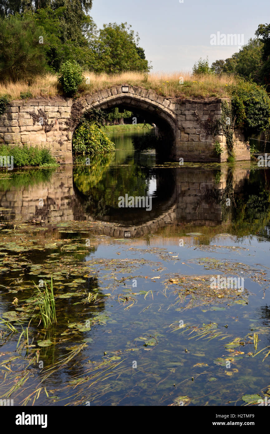 Warwick castle bridge river avon hi-res stock photography and images ...