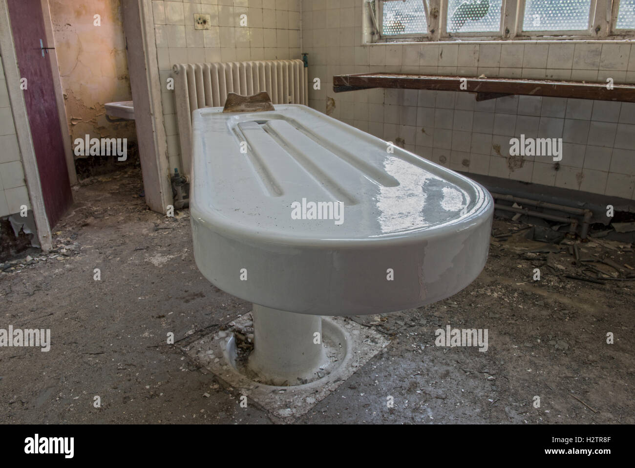Autopsy table hi-res stock photography and images - Alamy