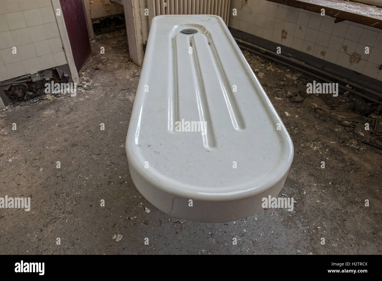 Increasingly rare porcelain autopsy table hi-res stock photography and ...