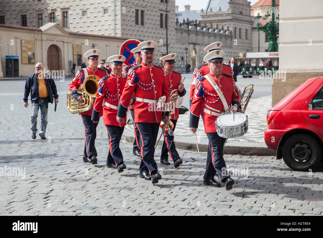 Changing of the guards at Prague Castle Stock Photo - Alamy