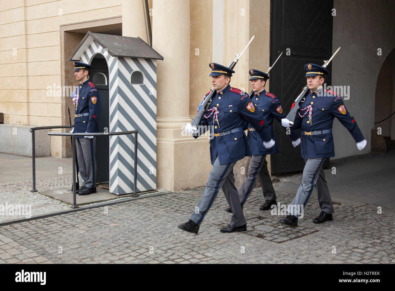 Changing of the guards at Prague Castle Stock Photo - Alamy